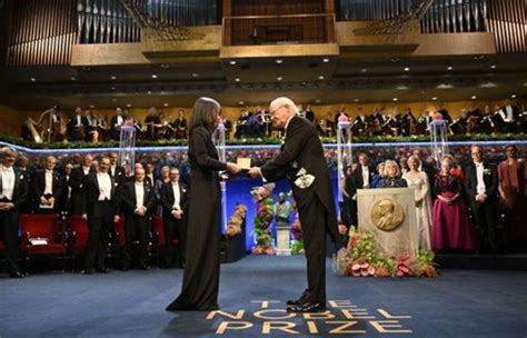 한강 한국인으론 처음 노벨상 시상식 블루카펫 밟았다