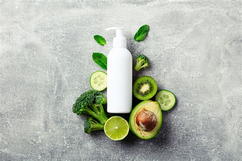 돌 테이블에 녹색 과일과 채소가 있는 천연 유기농 샴푸 병 모형 평평한 위치 평면도 0명에 대한 스톡 사진 및 기타 이미지