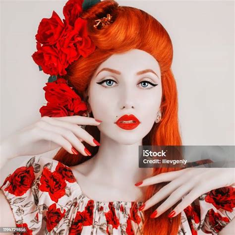 얼굴에 뷰티 메이크업과 초상화 빨간 입술 빨간 빛나는 손톱입니다 긴 빨간 머리 멋진 매니큐어 꽃 헤어 스타일 빨간 머리