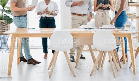 회의 협업 및 전략 또는 계획을 위해 회의실에 서 있는 비즈니스 팀과의 테이블 기업 팀워크 및 교육 워크샵에서 남녀 직원 그룹과의 문서 18 19세에 대한 스톡 사진 및