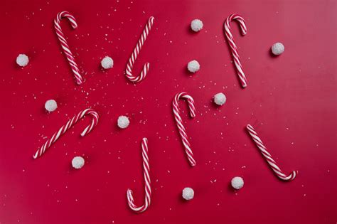 빨간 배경에 사탕과 흰색 코코넛 사탕 공 크리스마스 엽서 새해 복 많이 받으세요 0명에 대한 스톡 사진 및 기타 이미지 0명 12월 구도 Istock