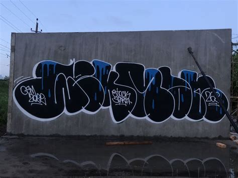 Индейские символы и граффити надписи на бетонной стене