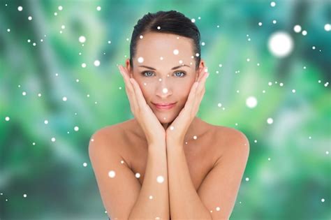 Bela Morena Nua Posando Com As Mãos No Rosto Contra A Neve Foto Premium