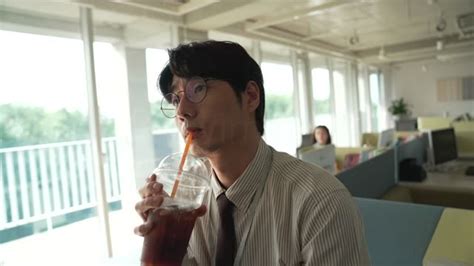 한국 비즈니스 회사 사무실 아무 생각없이 커피 마시는 젊은 비즈니스맨 모습 동영상 Jkr221665 게티이미지뱅크