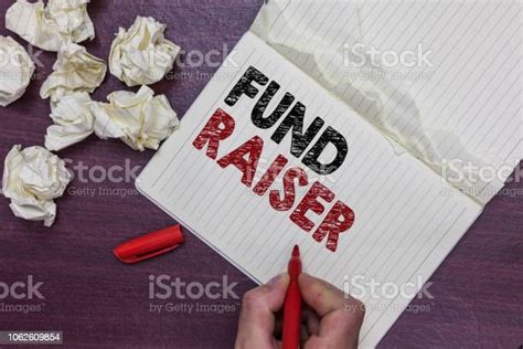 필기 텍스트 기금 모금입니다 누구의 직업 또는 작업 자선 여러 마커 노트북 페이지 구겨진 종이 들고 남자에 대 한 재정 지원을