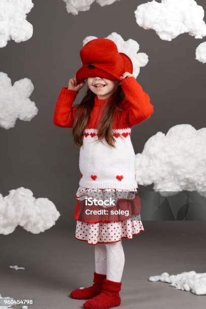 구름 빨간 스웨터 입고 노는 여자 회색 배경에 스튜디오에서 촬영 구름에 대한 스톡 사진 및 기타 이미지 구름 구름 풍경 귀여운 Istock