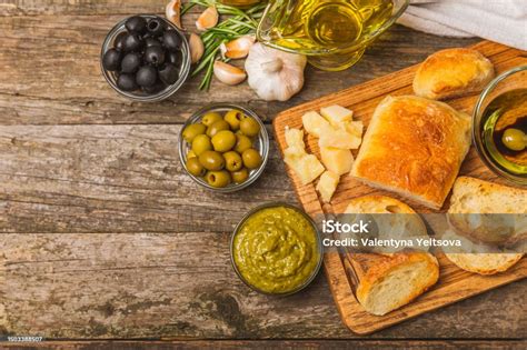 치아바타 올리브 허브 향신료 마늘 페스토 파마산 치즈 치아바타 빵이 담긴 그릇에 담긴 올리브 오일 기치 건강한 음식 개념입니다 진미 지중해식 주방 복사 공간 건강한 생활
