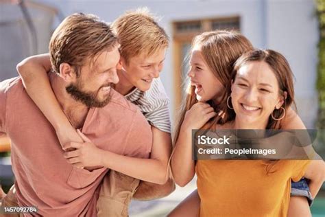 행복한 가족과 아이들은 부모와 함께 정원에서 돼지를 먹고 유대감을 형성하고 웃고 재미있게 즐기면서 행복하고 장난을 칩니다 가족 아이들 쾌활한 엄마와 함께 뒷마당에서 즐거운