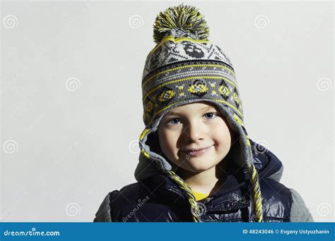 мальчик красивый немногая ребенок смешной дети моды зимы модный мальчик Стоковое Фото