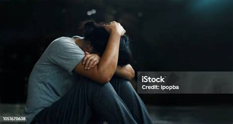 Ptsd 정신 건강 개념입니다 포스트 외상 성 스트레스 장애 우울한 여자 혼자 어두운 방에서 배경에서 바닥에 앉아 영화 보세요입니다 쇼크에 대한 스톡 사진 및 기타 이미지