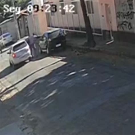 Vídeo Homem é Morto A Tiros Dentro De Carro Em Venda Nova