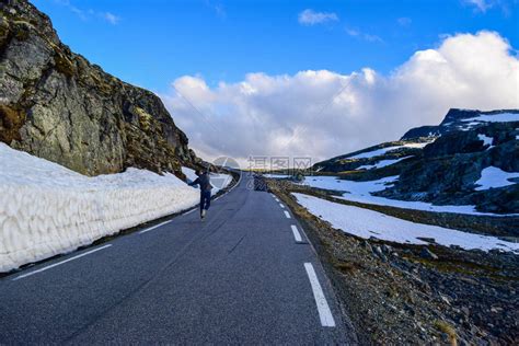 旅游男子在Aurlandsvegenf243旅游雪路附近扔雪球高清图片下载 正版图片506379300 摄图网
