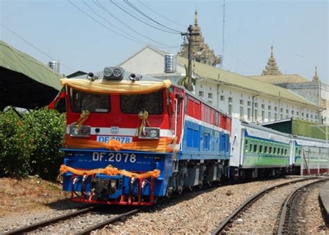 နိုင်ငံအတွင်း ရထားလမ်းခရီးမိုင် ၃၈ဝဝ ရှိပြီး ခရီးသွားနှင့်ကုန်သွယ်မ