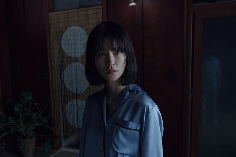 정유미·이선균 잠 기묘한 분위기 풍기는 포스터 미공개 컷 공개 텐아시아