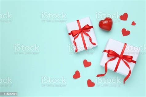 청록색 배경에 장식용 빨간 하트가있는 선물 상자 평평한 누워 텍스트를 위한 공간 0명에 대한 스톡 사진 및 기타 이미지 0명 2월 개체 그룹 Istock