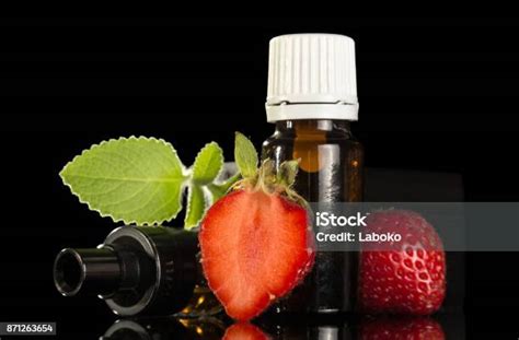 블랙에 고립 된 전자 담배 흡연을 위한 과일 향기와 함께 액체 0명에 대한 스톡 사진 및 기타 이미지 0명 건조한 검은색 Istock