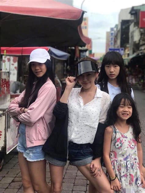 一家五口温馨出游！小s与女儿摆时尚pose秀长腿