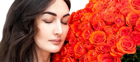 50 오렌지 장미 꽃다발과 함께 아름 다운 검은 머리 여자의 초상화 건강한 생활방식에 대한 스톡 사진 및 기타 이미지 건강한 생활방식 꽃 식물 러시아 Istock