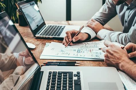 Premium Photo Mentorship Session Between Experienced Professionals And Startup Founders