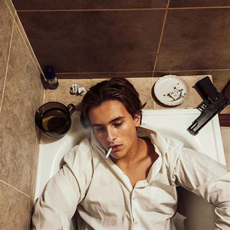 Парень в ванне Nel 2025