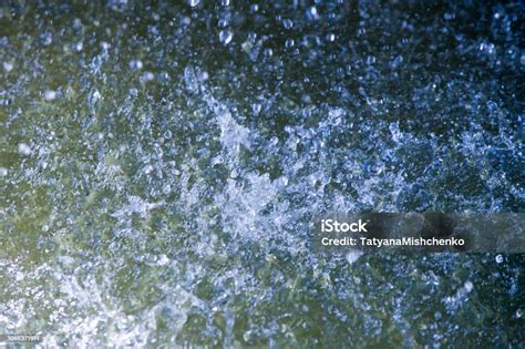 텍스처 배경 패턴입니다 물 수영장 분수대에서 스프레이 수직 높은 간헐천 촬영 스프레이 뿌려 기능 장식 내뿜는 분수 풀 고여 있는 물에 대한 스톡 사진 및 기타 이미지