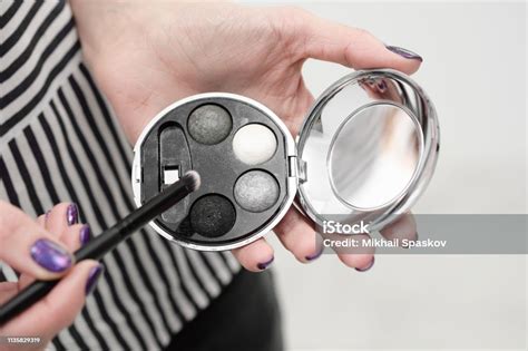 그의 손에 메이크업 아티스트의 도구 마스카라 그림자와 흰색 바탕에 브러시 개선에 대한 스톡 사진 및 기타 이미지 개선 개인