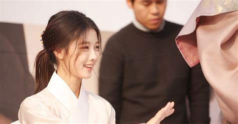 진정한 만찢녀 김유정 아기피부 청초 메이크업 시선강탈