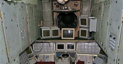 우주정거장 미르호의 내부 모습