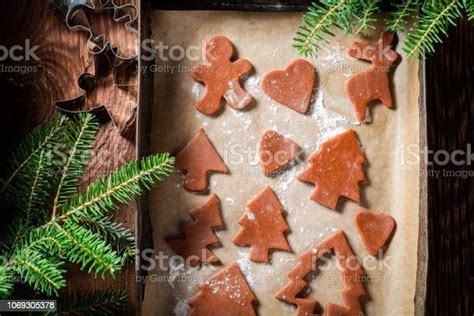 크리스마스 진저 쿠키를 베이킹에 대 한 준비의 근접 촬영 갈색에 대한 스톡 사진 및 기타 이미지 갈색 계피 공휴일 Istock
