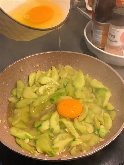 แตงกวาผัดไข่ง่ายๆ วิดีโอที่เผยแพร่โดย Narun Pornn Lemon8