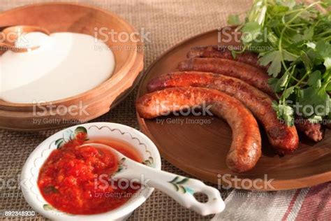 매운 토마토 소스 구운된 소시지 실 란 트와 나무 접시에 사 우 어 크림 건강한 생활방식에 대한 스톡 사진 및 기타 이미지 건강한 생활방식 건강한 식생활 고기