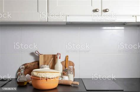 빵을 굽기위한 다른 재료 중 테이블에 집에서 만든 빵을 만들기위한 준비 효모 반죽 곡초류에 대한 스톡 사진 및 기타 이미지 곡초류 노랑 달걀 Istock