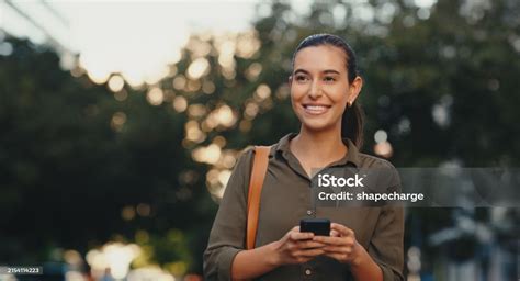 목적지까지의 위치 지도 앱 또는 내비게이션을 위해 도시에서 여성과 함께 길찾기 전화 및 여행 휴일이나 휴가를 위해 도시 마을에서 야외에서 행복한 관광객과 함께 모바일 미소