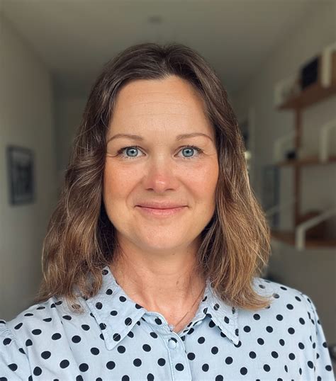 🌖 Mørke Aftener Bløde Lagner Lyden Af Vindens Susen I Træerne Giver