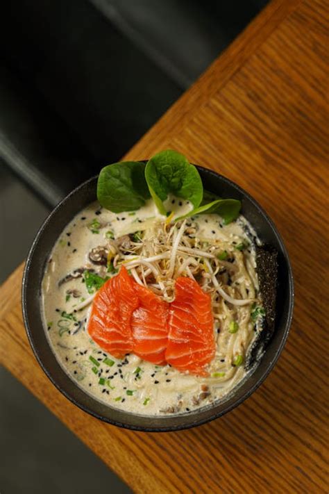 김밥 김치 떡꼬치 뜨거운 라면 맛있는 목조 테이블 상판 보울 사랑 수직 쐈어 수프 식사 아시아 음식 음식 음식 사진 저녁 식사 점심 식사 한국