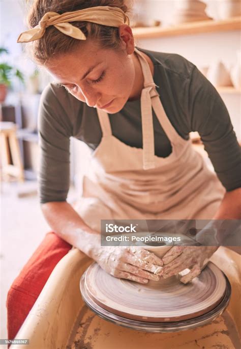 여성 조각 예술가 및 진흙 바퀴는 점토 디자인 창의적인 제조 및 스튜디오 워크샵의 전문가 중심입니다 여성 도자기 공정 및 세라믹 공예로 작업하는 중소기업 디자이너 도자기에