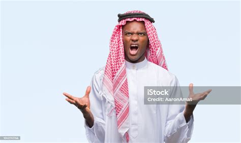 아랍 아프리카 젊은이에 전통적인 서구인을 입고 배경 미친 격리 하 고 미친 소리 하 고 적극적인 식와 팔 발생 함 좌절 개념입니다 감정에 대한 스톡 사진 및 기타 이미지