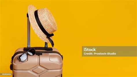 여름 여행 노란색 배경 위에 선글라스와 모자가 있는 가방 0명에 대한 스톡 사진 및 기타 이미지 0명 가방 개념 Istock