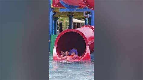 워터슬라이드 타고 내려오는 아가들 Youtube
