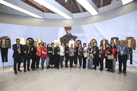 130名女企业家“扫货”：进博会女企业家交易团持续巡馆进博会在线澎湃新闻 The Paper