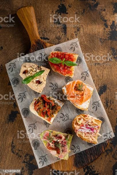 검은 배경 닭고기 고기 생 스테이크 연어의 혼합 신선한 야채와 로스트 치킨 가금류에 대한 스톡 사진 및 기타 이미지 가금류 개념 검정색 배경 Istock