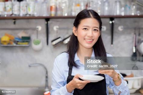 한 잔의 커피를 마시는 아름 다운 젊은 바리 스타의 초상화 아시아 여자 카운터 커피숍 서비스 개념에에서 서 있는 직원입니다 레스토랑에 대한 스톡 사진 및 기타 이미지