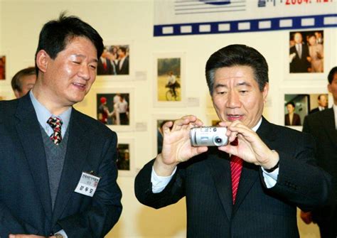 [노무현사료관] [제40회 한국보도사진전에서 선물받은 디지털카메라로 촬영하는 노무현 대통령]