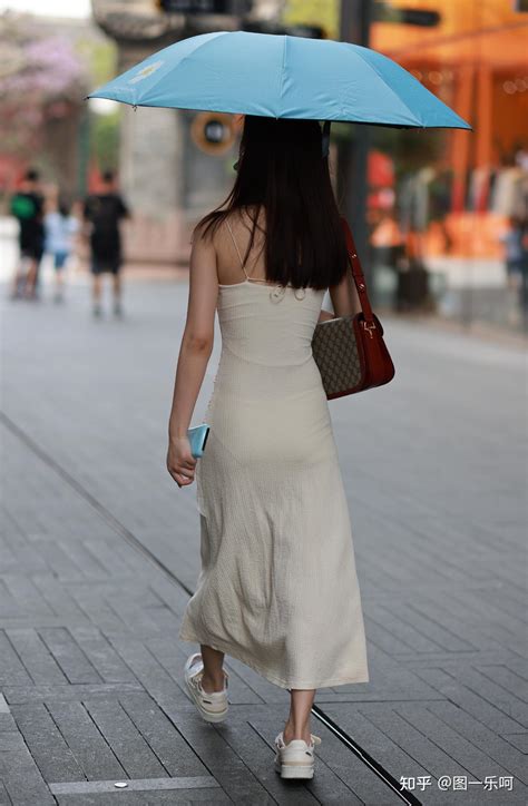 如何把白色吊带连衣裙穿得高级感爆棚？ 知乎