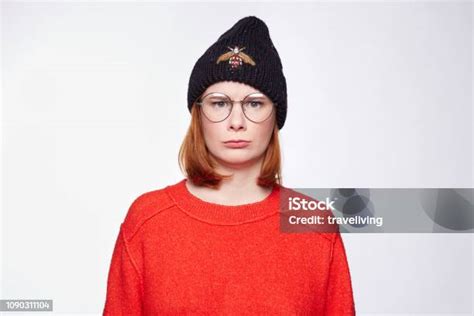 생강 머리와 예쁜 여자 옷을 입고 니트 웨어 스튜디오 벽에 포즈 겨울에 대한 스톡 사진 및 기타 이미지 겨울 계절 공란 Istock