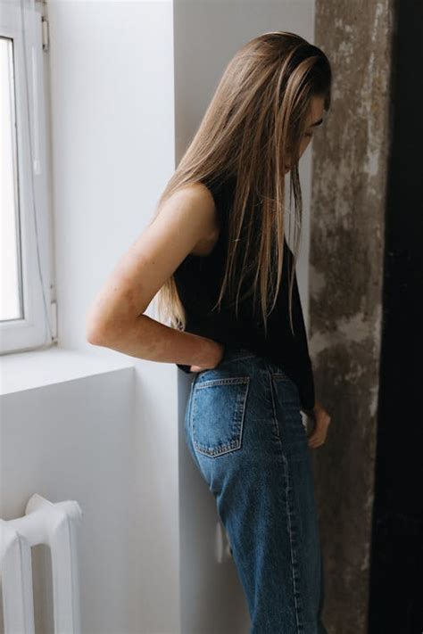 갈색 머리 개인 검은 상단 기댄 긴 머리 깨끗한 단순한 데님 도시의 매우 복잡한 명상 적 미니멀리스트 밝은 사색 중인 산업의 서 있는 소매 없는