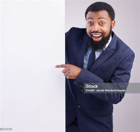 비즈니스 초상화 흥분한 남자 흰색 배경 스튜디오 또는 모형 공간에서 보드를 가리키고 있다 회사 직원 흑인 남성 및 광고 포스터 마케팅 와우 뉴스 및 빈 모형의 배너