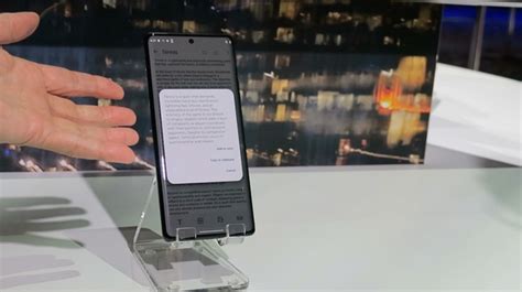ASCII jp腕に巻き付けるスマホを米国で見た モトローラは新しい形のウェアラブルを生み出せるか 2 2