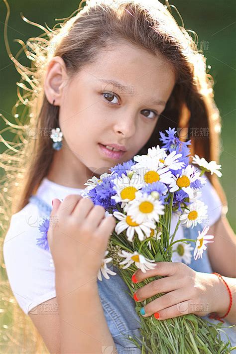 一个美丽的时尚小女孩的肖像