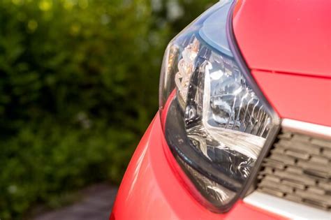 Фары и капот спортивного красного автомобиля на открытом ...